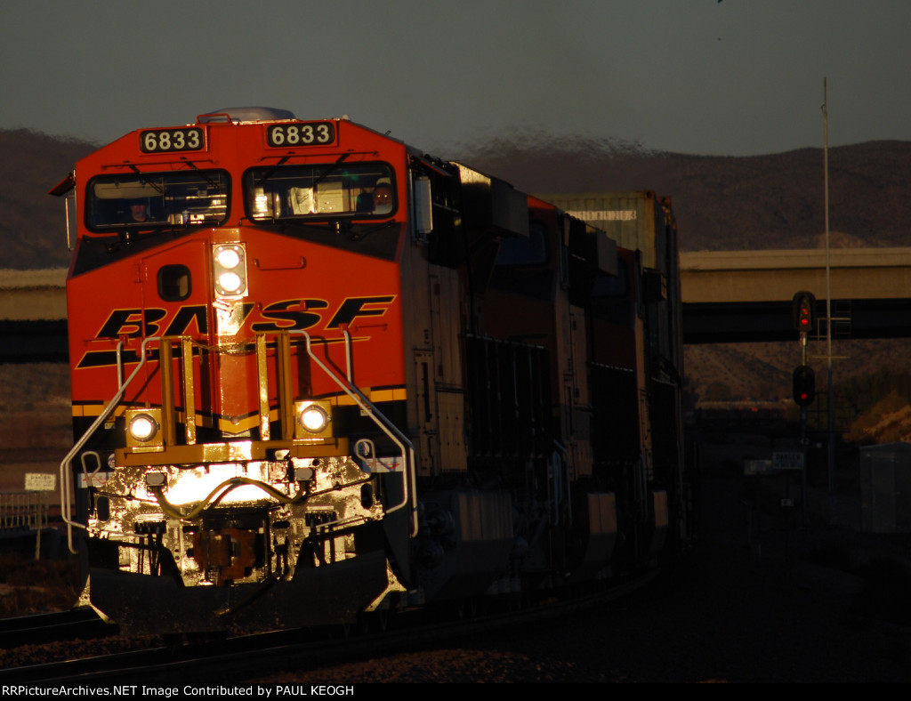 Into the Sun Goes the BNSF 6833 as she Leads the S LPC-SCL :)))